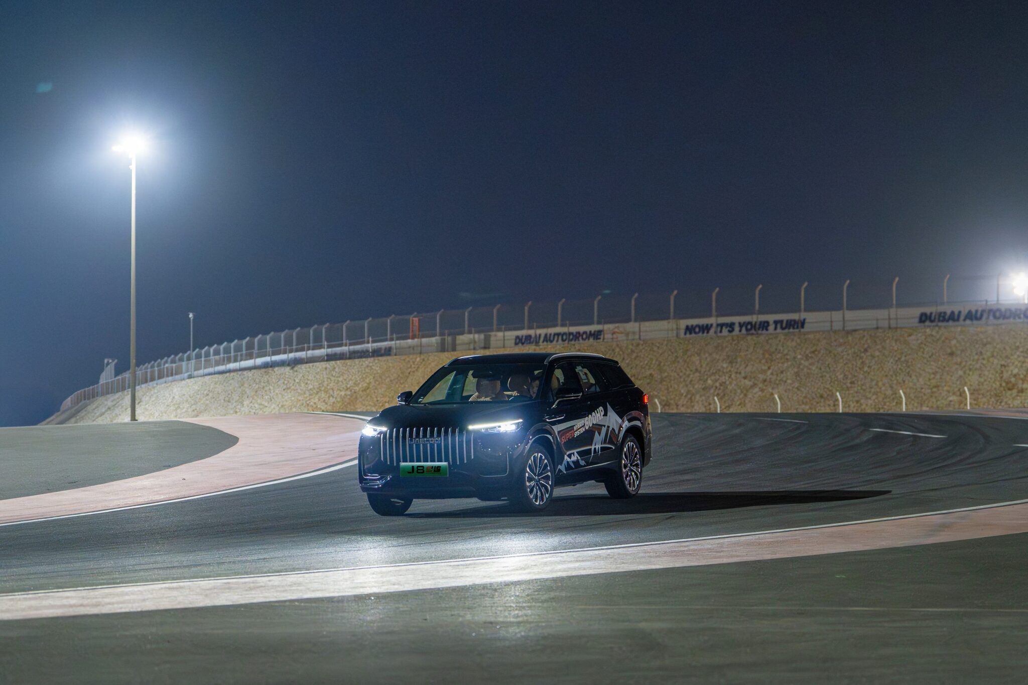 JAECOO J8 SHS Takes to the Track as OMODA&JAECOO UAE Hosts First ...